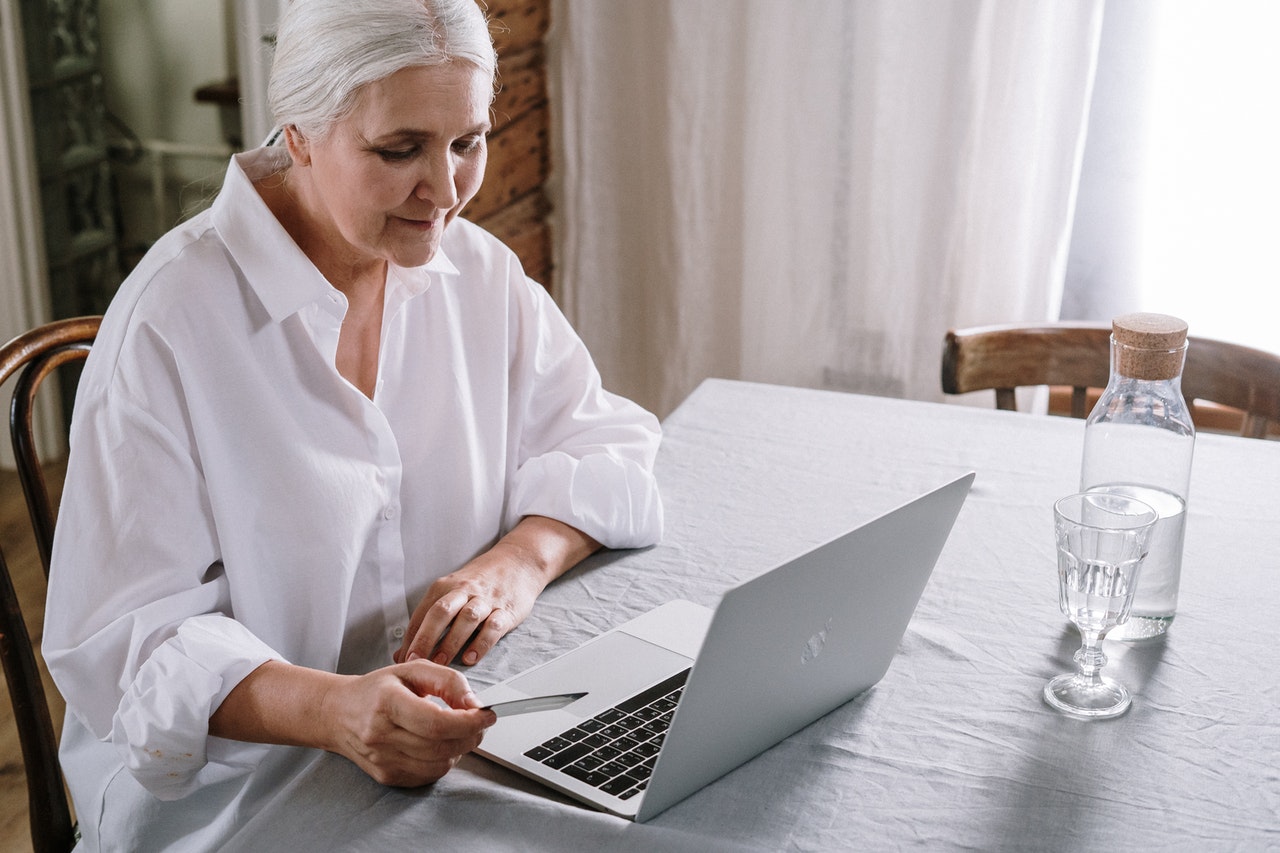 How & When To Start Managing Your Parents Finances | HML Law